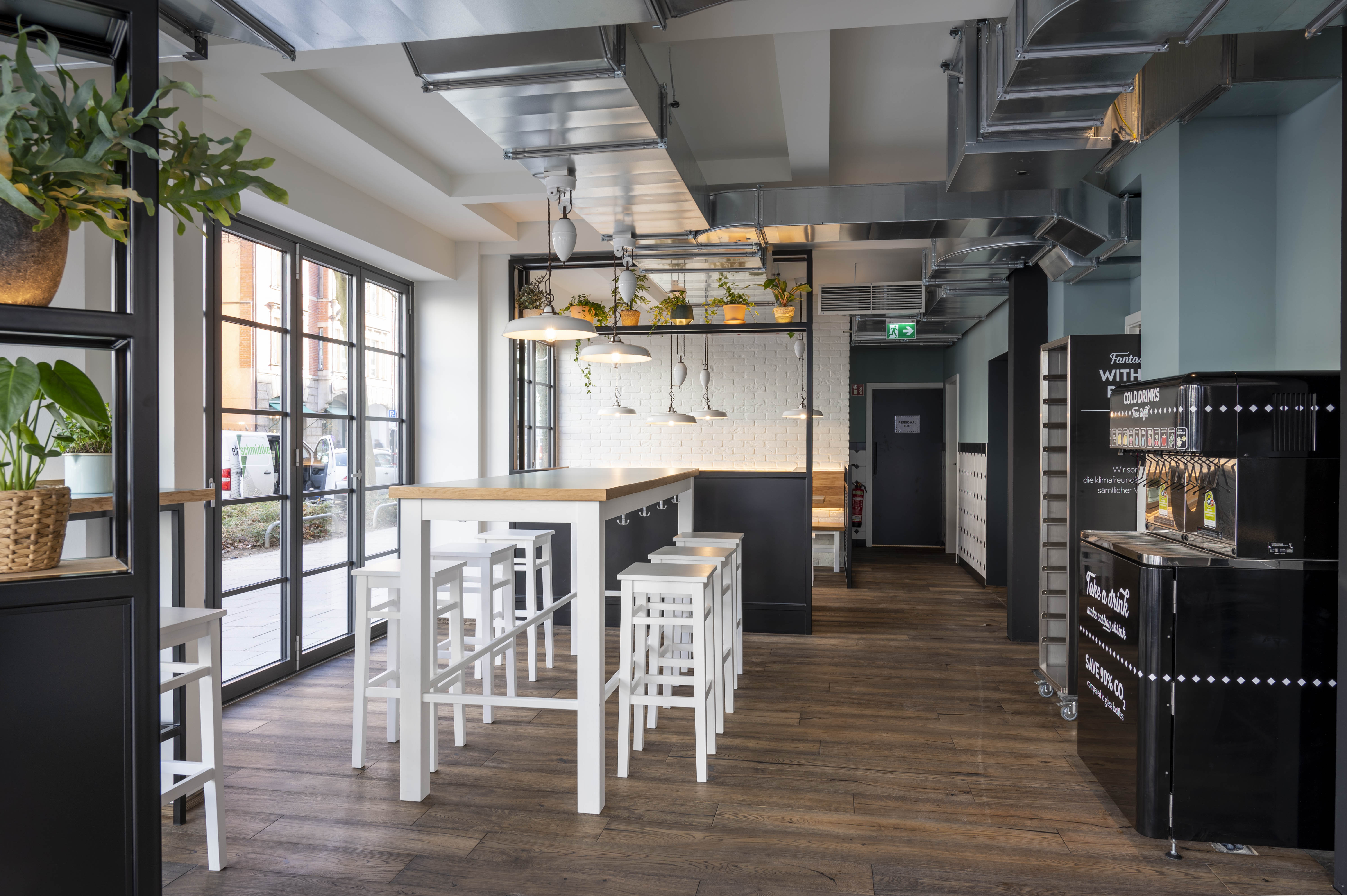 Aus einer Bank wird ein Restaurant: Vegane Burgerkette „Swing Kitchen ...